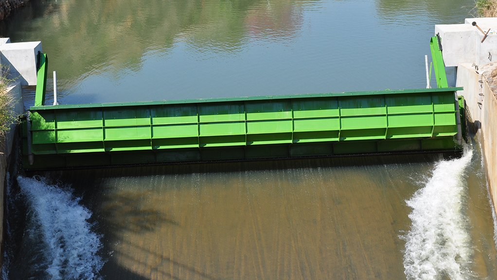 Spillway gates increase dam capacity