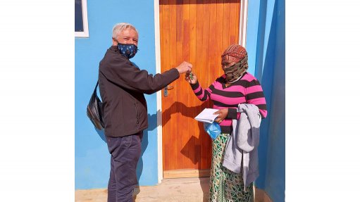 Mayor hands over houses in Erf 325