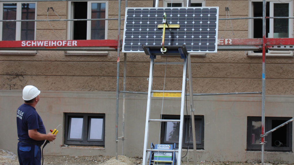 Solar panel lifting product simplifies solar system installation