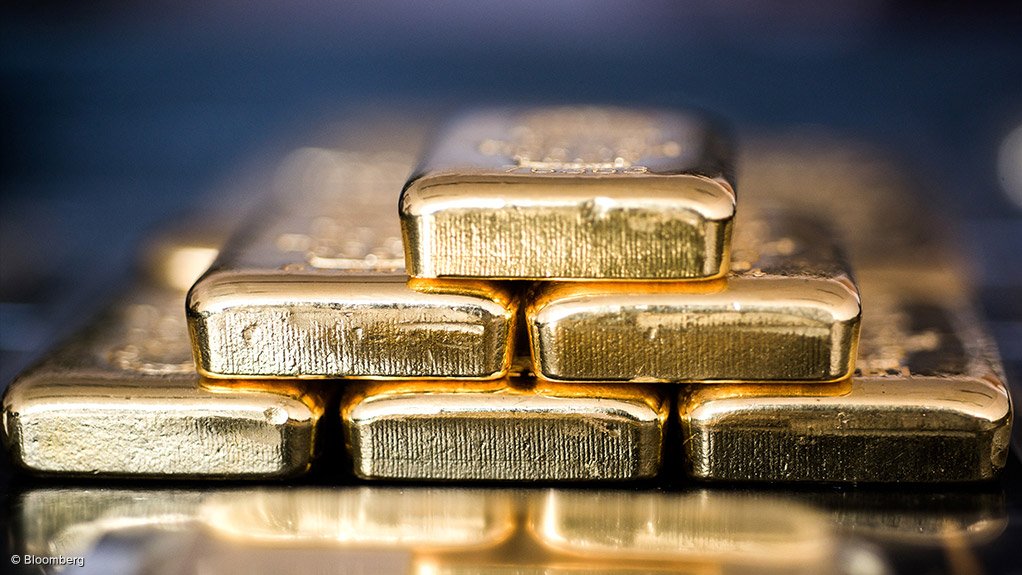 Gold nears $5 600/oz as investors seek safety, silver eyes $120